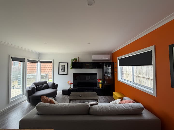 Modern Coastal Haven | Bay Escape With Spa & Games - Geelong