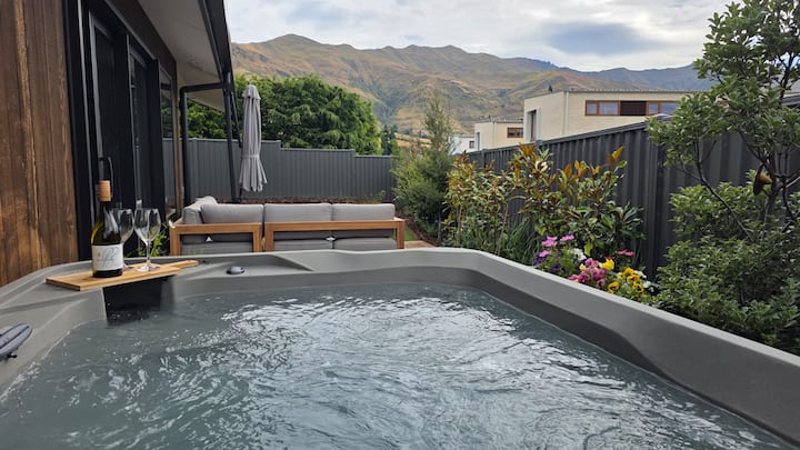 Roy’s Peak Sanctuary | Spa & Mountain Views - Wanaka