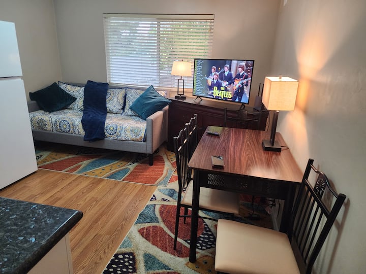 Bakersfield Apartment With Garage Parking - Bakersfield, CA