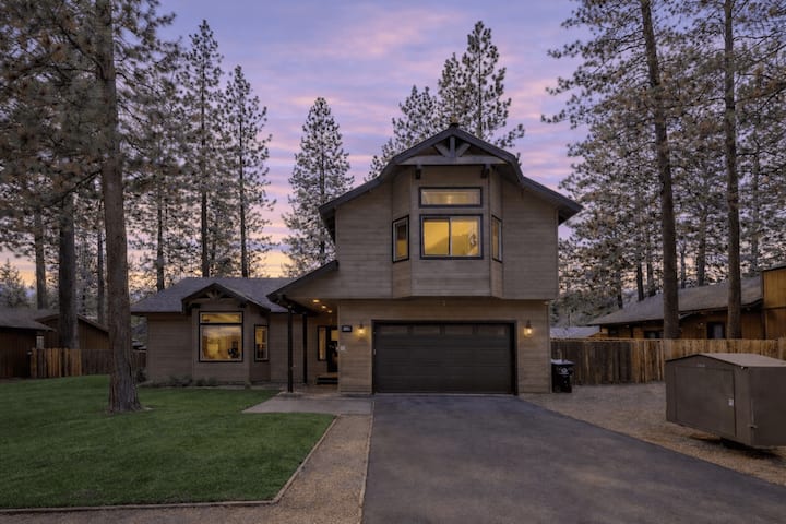 Angora Lodge: Hot Tub, Game Room, Pet Friendly - South Lake Tahoe, CA
