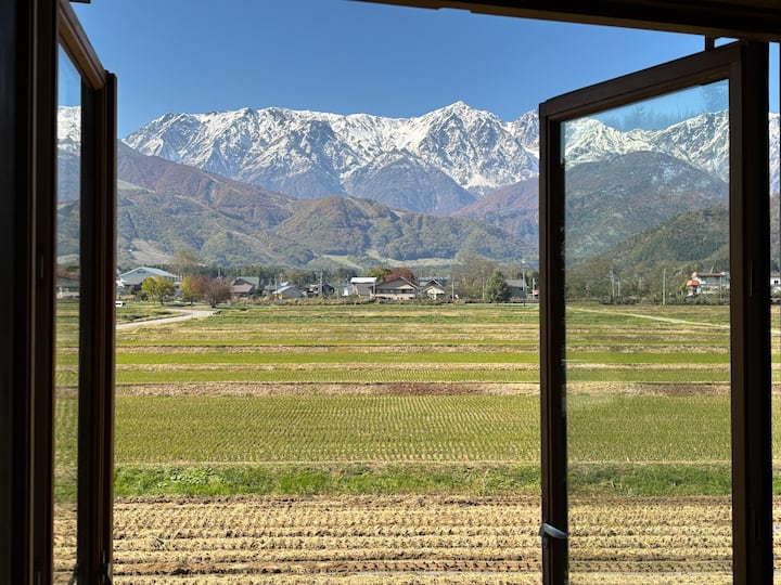 白馬三山の絶景が一望できるゲストハウス。最大7名。happoゲレンデまで9分。3ベットルーム。 - Hakuba