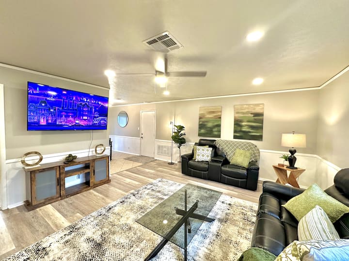 Cozy Recliner Retreat | Downtown Home | Quiet Area - Tulsa, OK