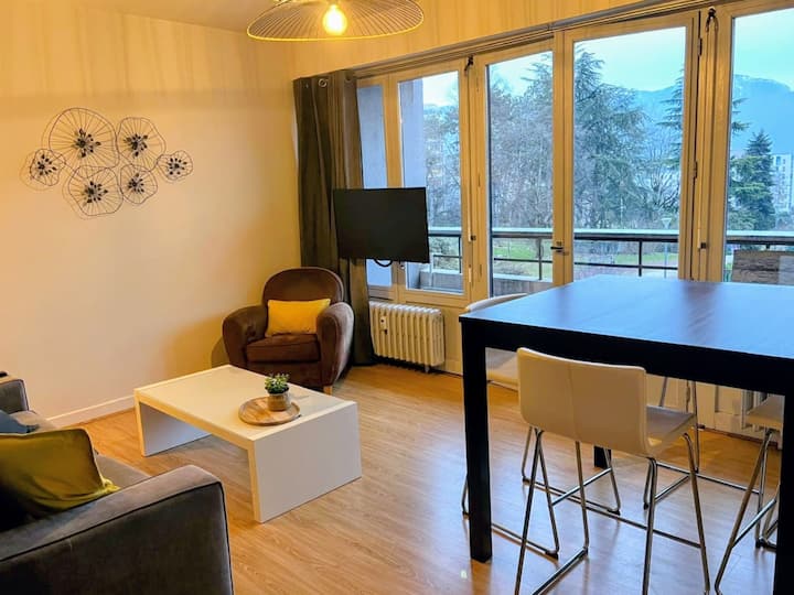 Vue Dégagée Sur Les Montagnes - Chambéry Centre - Chambéry