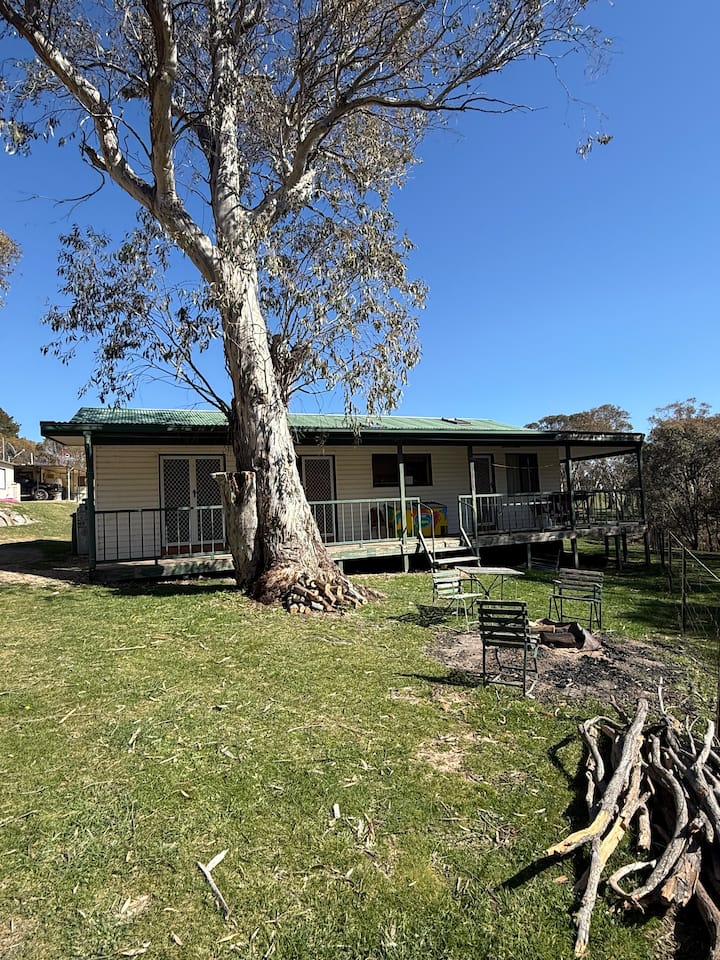 Family Cabin Getaway By The Lake - Adaminaby