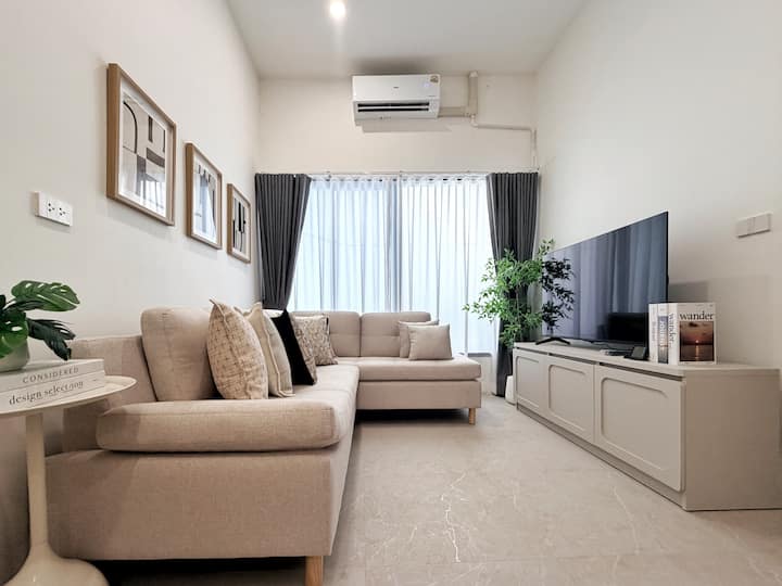 Spacious 2-bed At Tha Phae Gate W/ Washer/dryer. - Chiang Mai