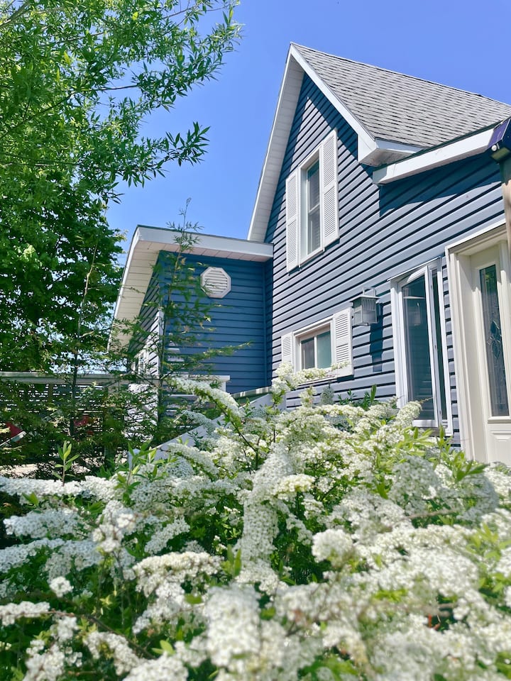 Little Blue Cottage: Perfect For Families! - Prince Edward County