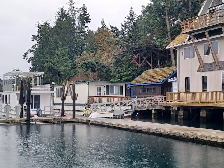 Friday Harbor Floating Home House Barge Near Ferry - Friday Harbor, WA