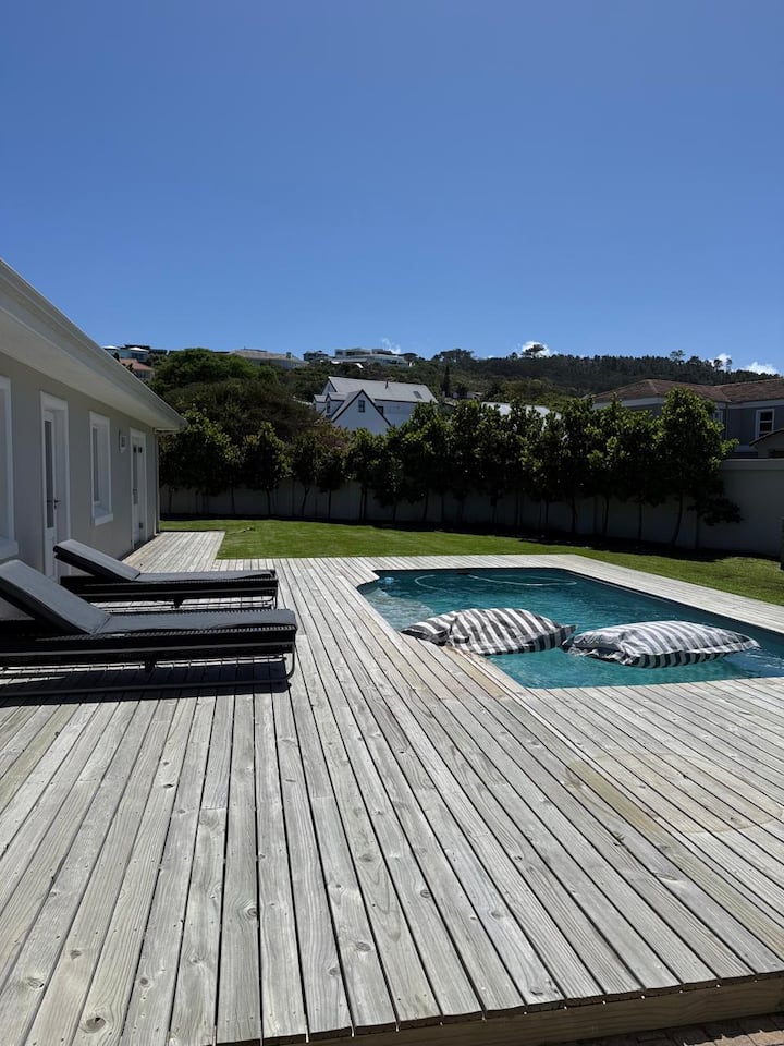 Modern•sea•pool•braai - Plettenberg Bay