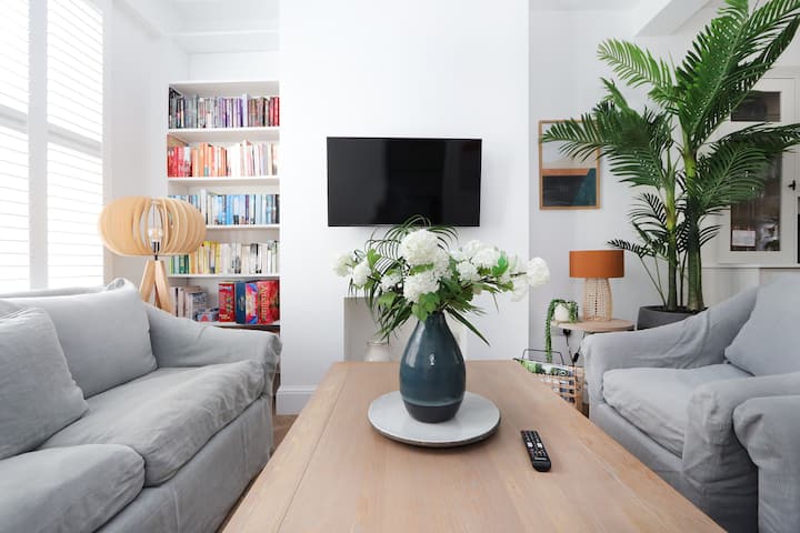 Spacious Family Retreat W/ Patio - London