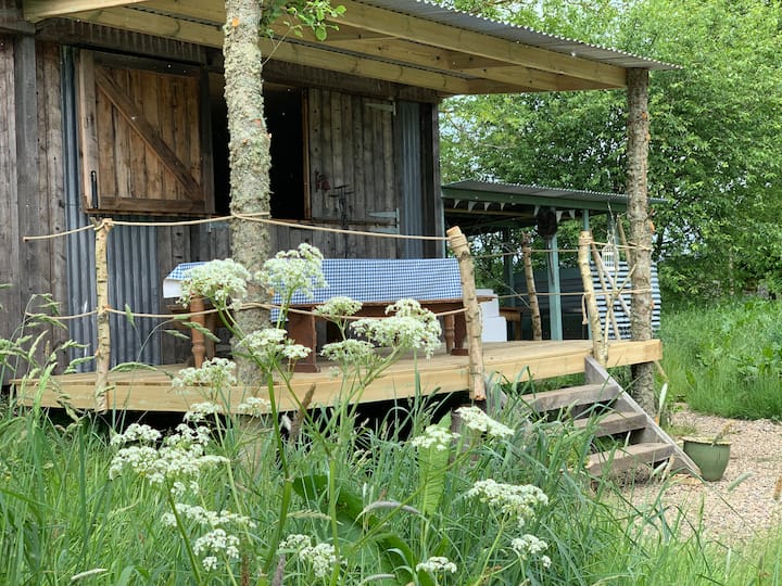 A Quirky Woodsman’s Hut With Wood Fired Hottub - Northumberland