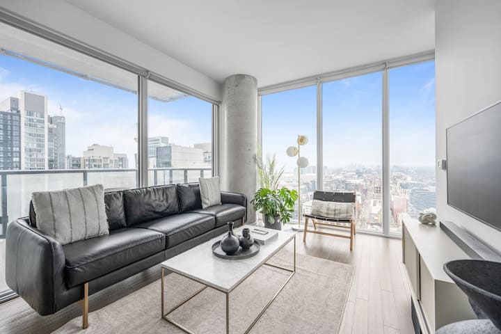 High-floor Luxury W/ 2 King Beds, Parking, A+ View - Toronto