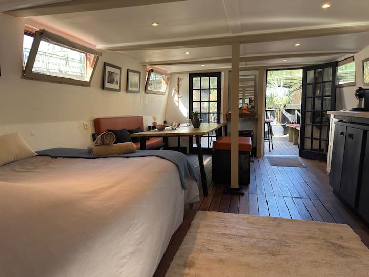 Nuit Sur L'eau Sur Un Bateau Traditionnel - Nantes