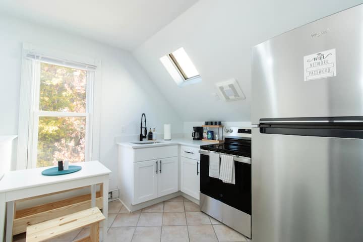Modern Cozy New Haven East Rock Apartment - New Haven, CT