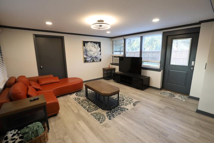 Magnolia Suite | Private & Cozy 1-bedroom Studio - Pearland, TX