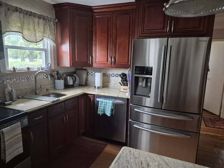 Sweet Ranch Home, 3 Beds 1 Bath. New Kitchen. - Garden City, NY