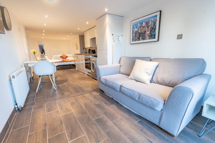 Cosy Studio In Basildon | Sleeps Up To 4 - Basildon
