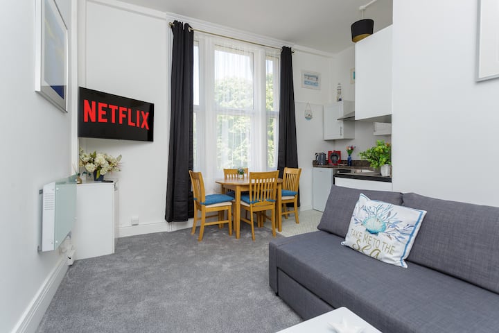 Dockyard Dreams – Close To Gunwharf! - Gosport