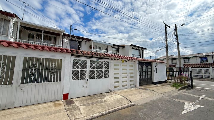 Espectacular Y Acogedora Casa En Villa Del Prado - Bogotá