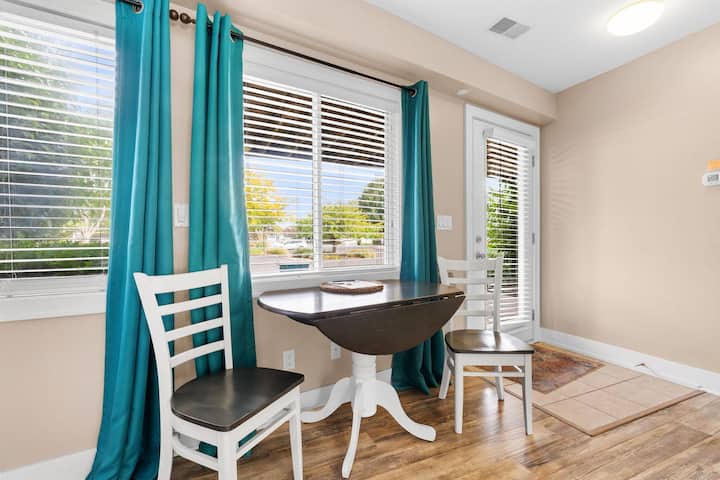 Modern Coastal Retreat W/ Pool – Walk To Downtown! - Douglas, MI