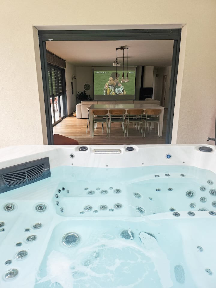 Villa Dans Les Pins Avec Jacuzzi - France