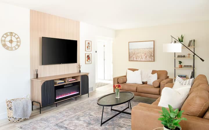 Modern 4br Retreat - Sauna, Arcade & Fire Pit - Minneapolis, MN