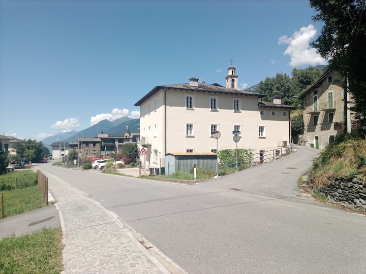 Camera Per Famiglia
1 Letto Doppio + 2 Singoli - Sondrio