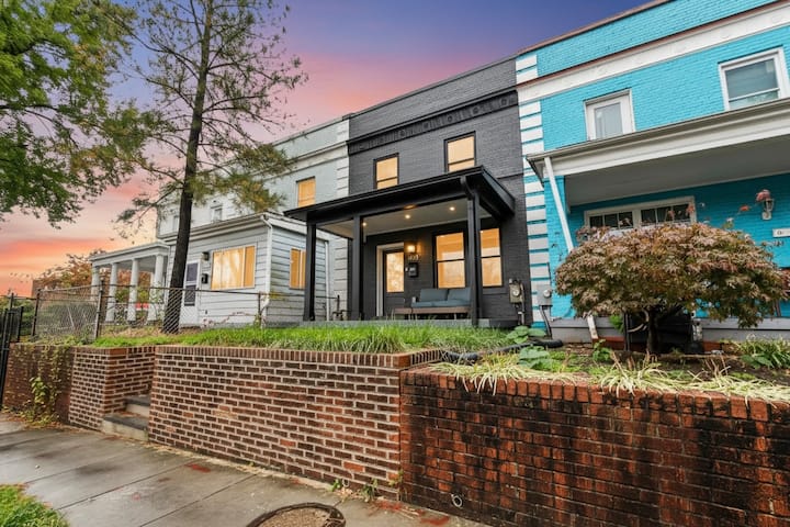 Spacious Nw Dc Home W/parking Sleeps 14 - Washington D. C., DC