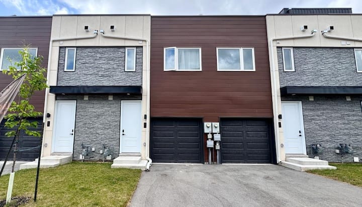 Bentley Commons Fallsview 4 Bedroom Townhouse Unit - Niagara Falls