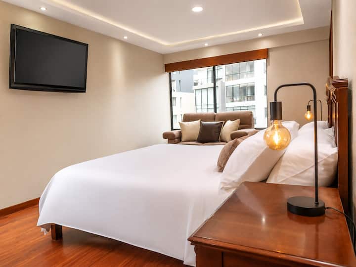 Amplio Y Elegante Departamento Con Vista A Quito - Quito