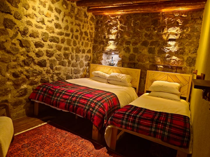 La cara cálida de Erciyes Casa conceptual con textura de piedra y ...