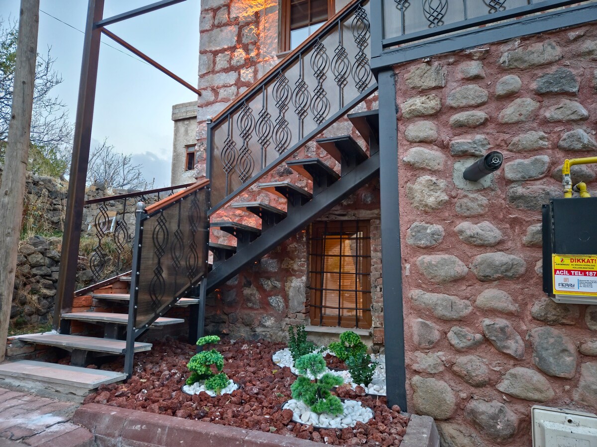 Le visage chaleureux d'Erciyes Maison conceptuelle avec texture pierre ...