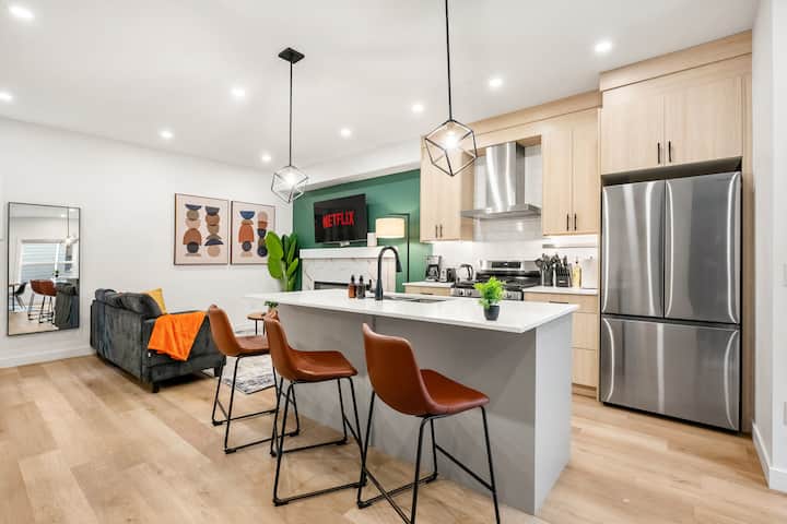 Modern 3br 7 Mins Downtown | Sleeps 7 |Family Stay - Calgary