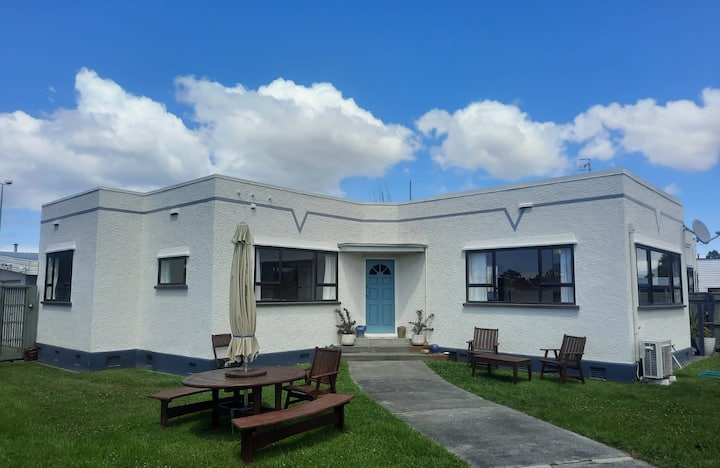 Art Deco Holiday Home Next To Park And Playground - Napier