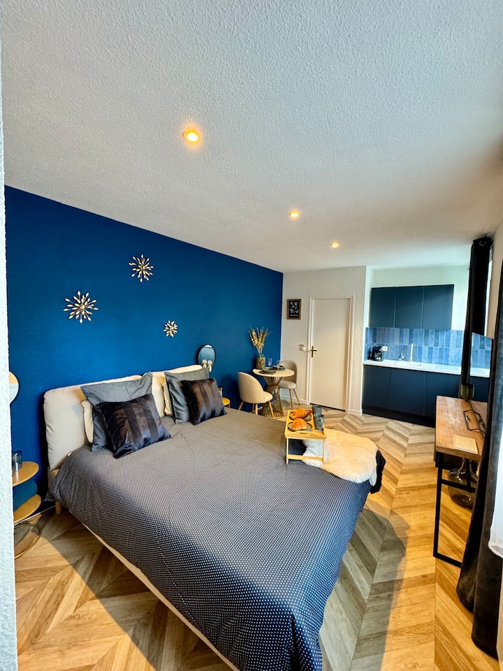 ÉVasion Bleu Champagne & Son Parking Privé - Reims