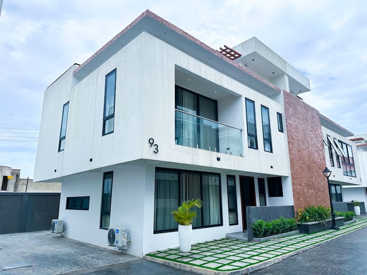 Artistic 3bed Townhouse W/ Pool & Gym In Tse Addo - Ghana