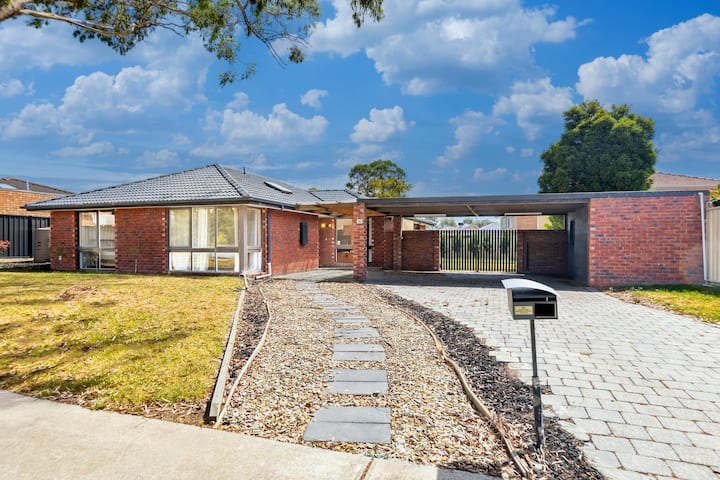 10m To Airport! Spacious 4br Family Retreat - Caroline Springs