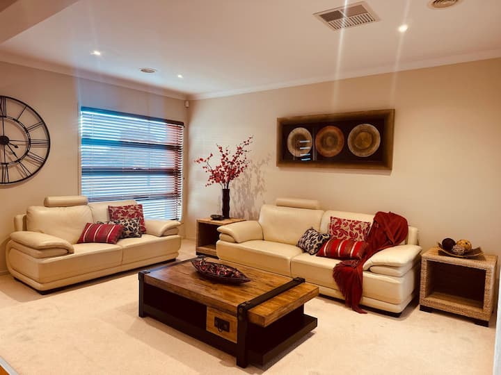 The Angourie House - 10 Mins To Airport - St Albans