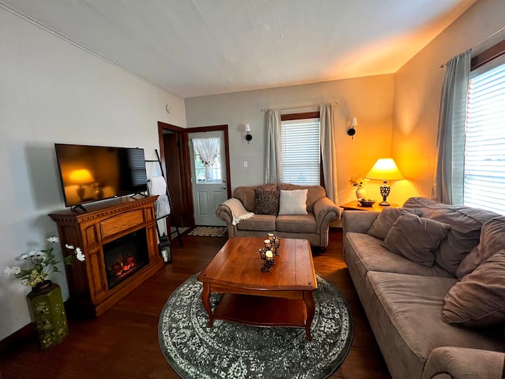 The Delores Nest • Work-comfort & Weekend Charm - Lowell, IN