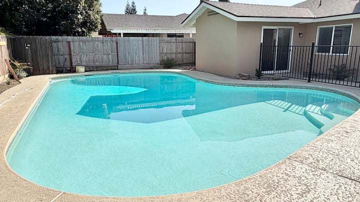 Spacious 3br Home With Private Pool/sleep8/parking - Visalia, CA