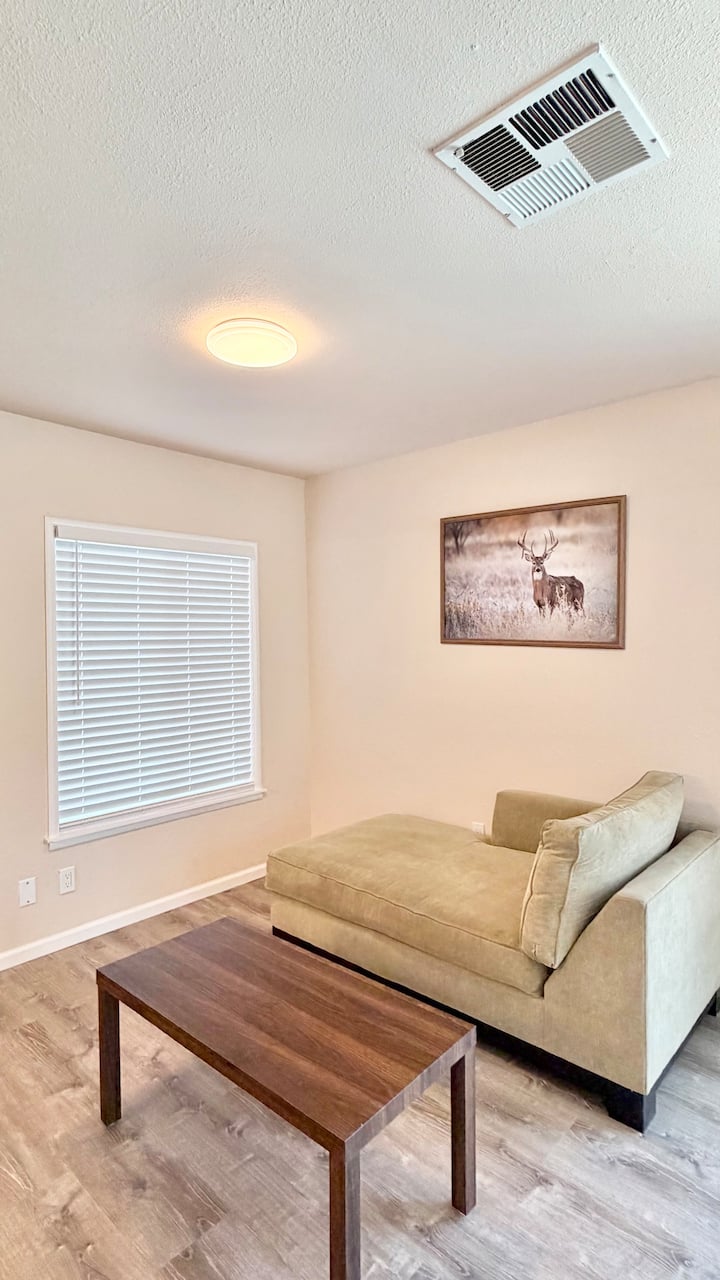 Spacious 3br Home With Private Pool/sleep8/parking - Visalia, CA