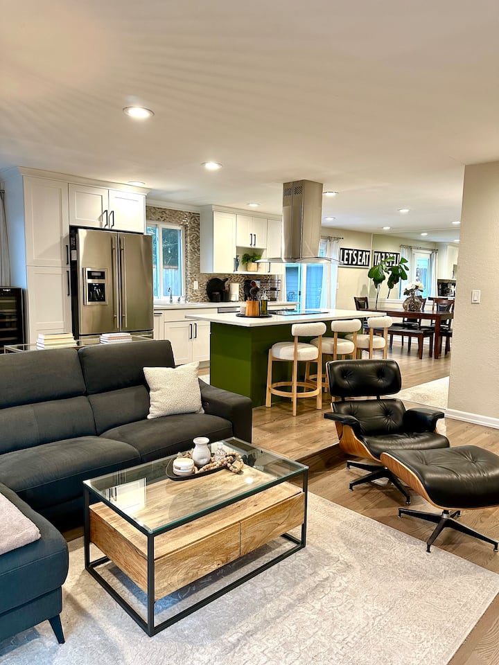 Updated Edmonds Retreat - Lynnwood, WA