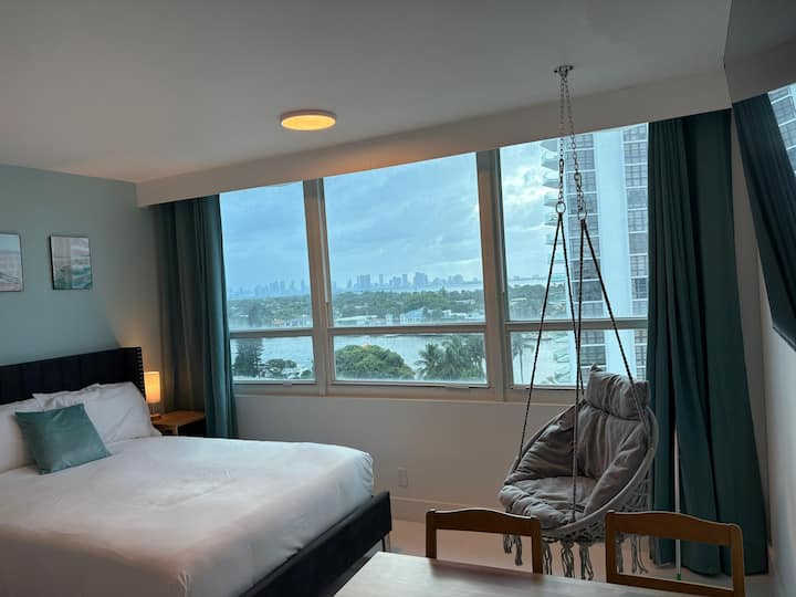 Bayview Studio | Pool + Beach Access +Valetparking - Miami Beach, FL