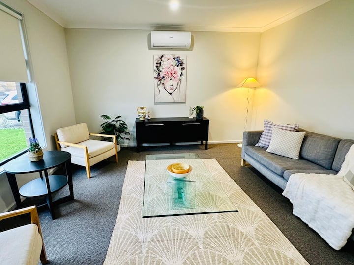Luxury-4-bedroom Near Airport W/free Parking - Sunbury