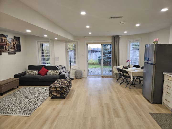 2 Bds 1 Bth - Main Floor Spacious Unit + 2 Parking - Oakville