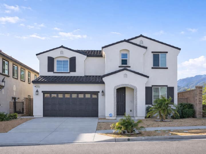 North Fontana Pool Entire Home - Fontana, CA