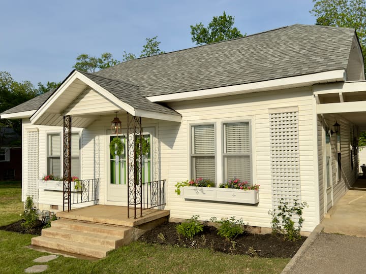 Historic Cottage Near Main St • Covered Parking - Indian Creek, Savannah