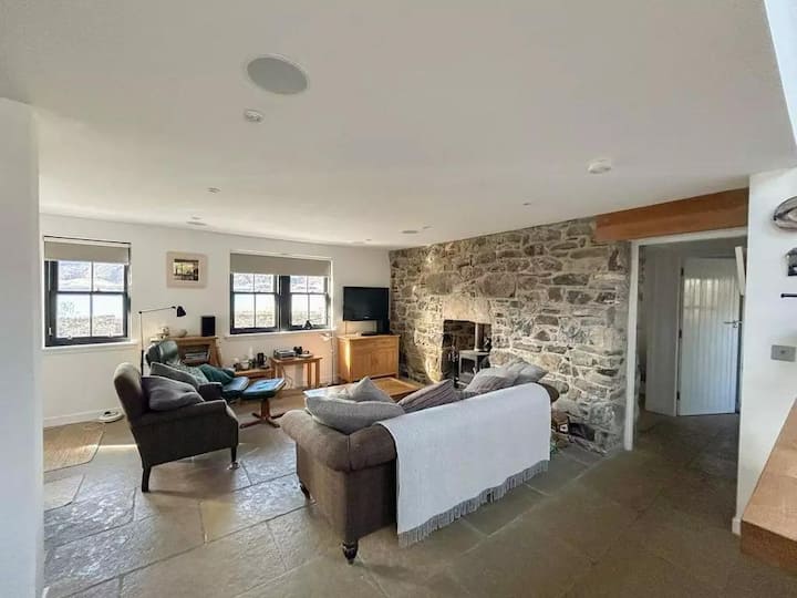 Storytellers At Isay | Luxe Skye Coastal Stay - Dunvegan