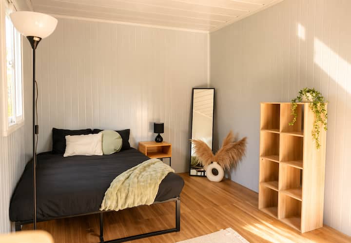 Cabin Pīwakawaka (Fantail) Tiny Home Getaway - Auckland