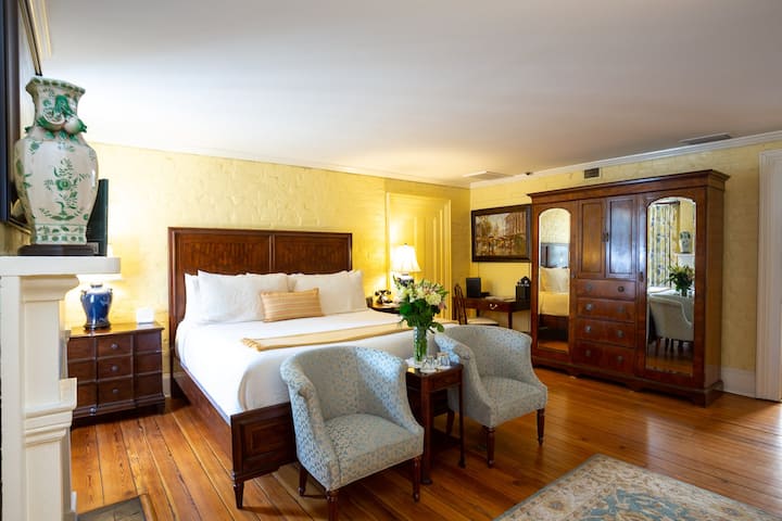 Lincoln Street King #106 - The Gastonian - Savannah, GA