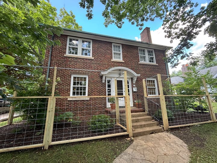 Eclectic Colonial Apartment: Basketball Special! - Bloomington